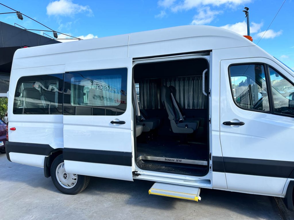 JAC SUNRAY MINIBUS 14 PASAJEROS + CONDUCTOR ABS 0KM 2026 - Grupo Fiancar